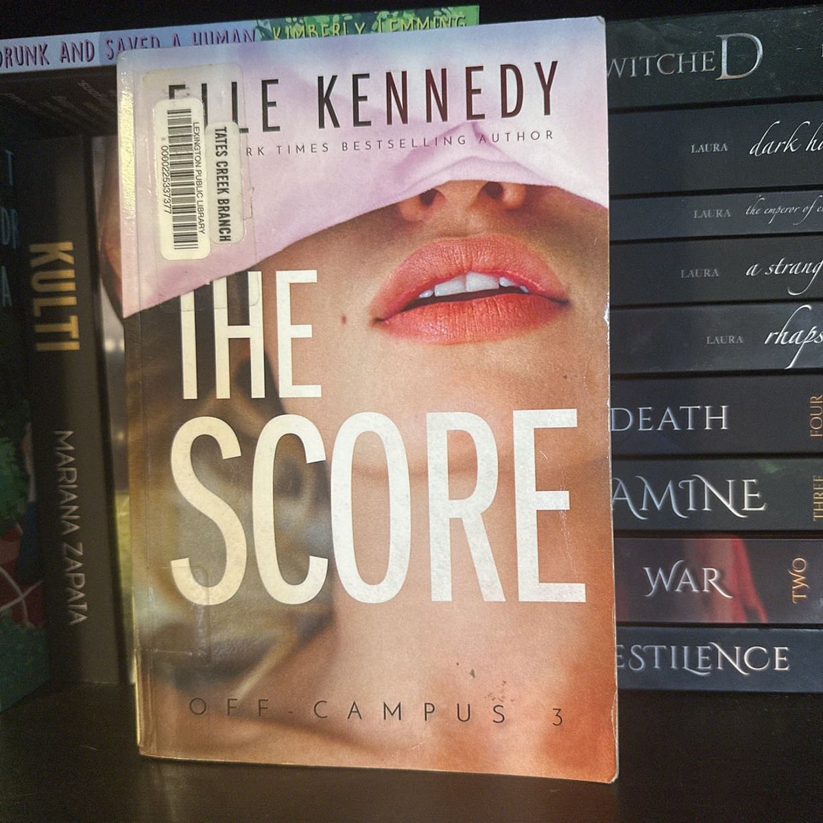 The Score by Elle Kennedy, Paperback | Pangobooks