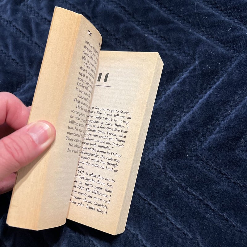 Maximum Bob by Elmore Leonard, Paperback | Pangobooks