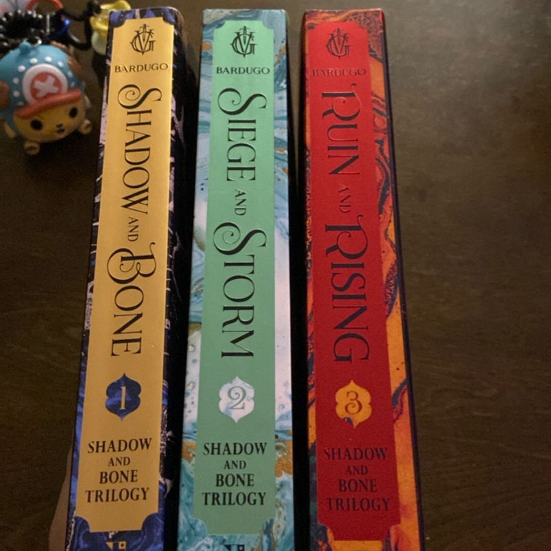 Shadow and Bone by Leigh Bardugo, Paperback | Pangobooks