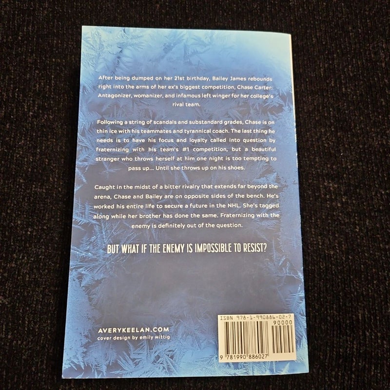 Offside OOP Cover by Avery Keelan , Paperback | Pangobooks